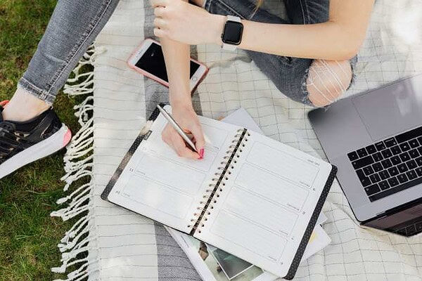 How to Structure Your Day & Stay Productive